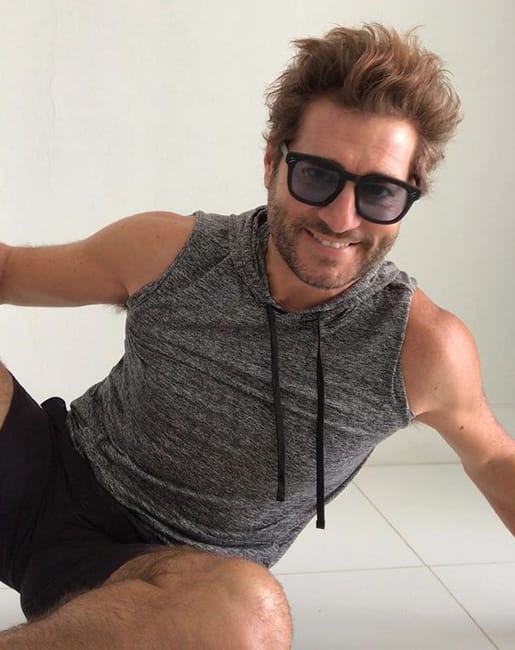 Chi è Enrico Papi? Quanti anni ha, altezza, moglie, figli, programmi e ...